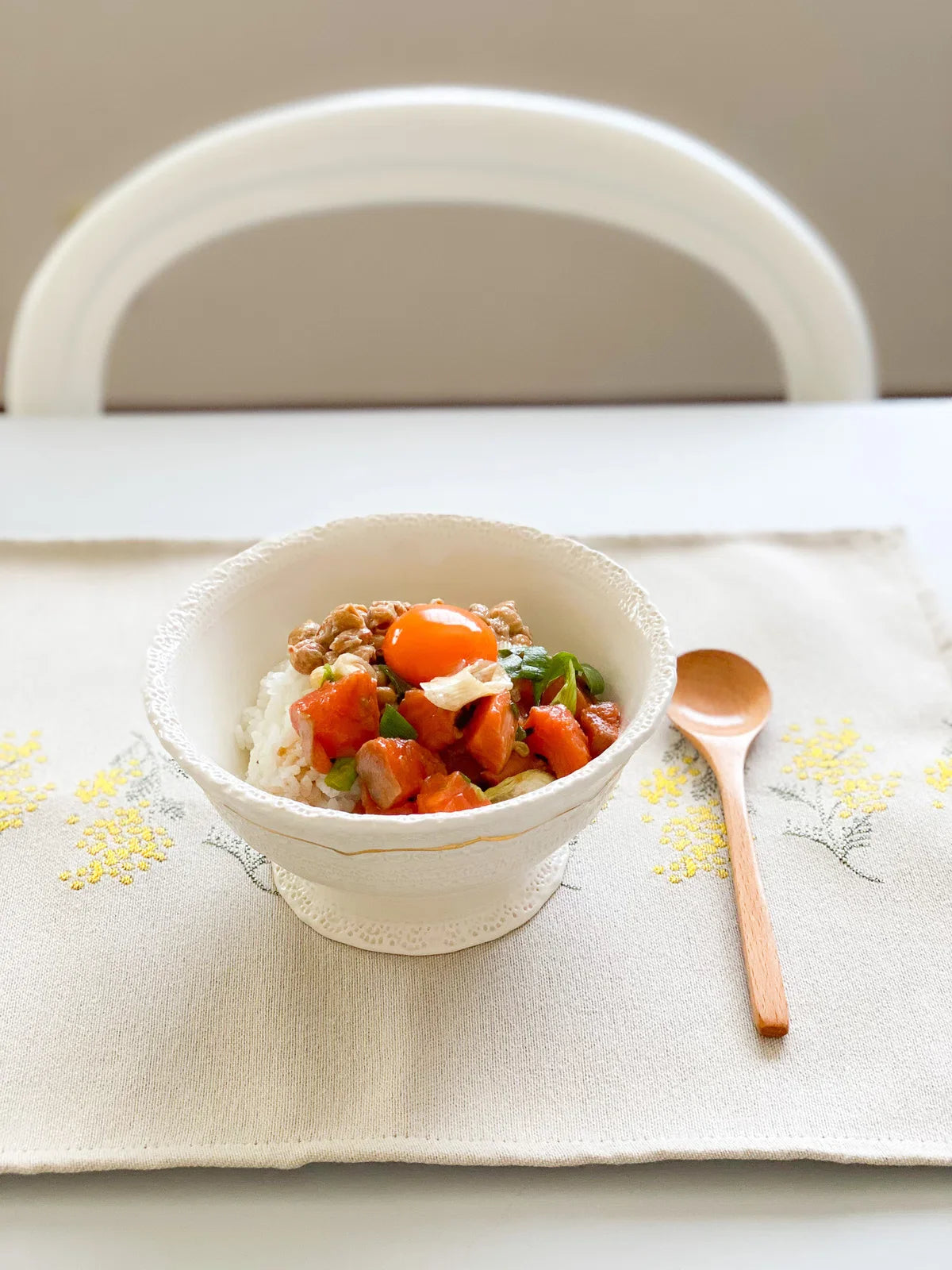 サーモンと白ねぎ納豆のっけごはん｜乾燥野菜レシピ | 乾燥野菜の専門通販サイトOYAOYA